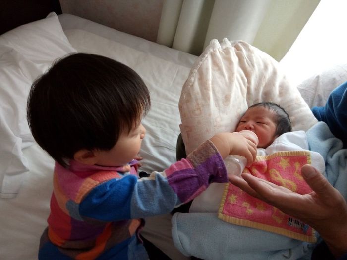 「お兄ちゃん」になる道も一歩から。妊娠中も上の子の授乳を続けた私の見守り子育て|たまひよ