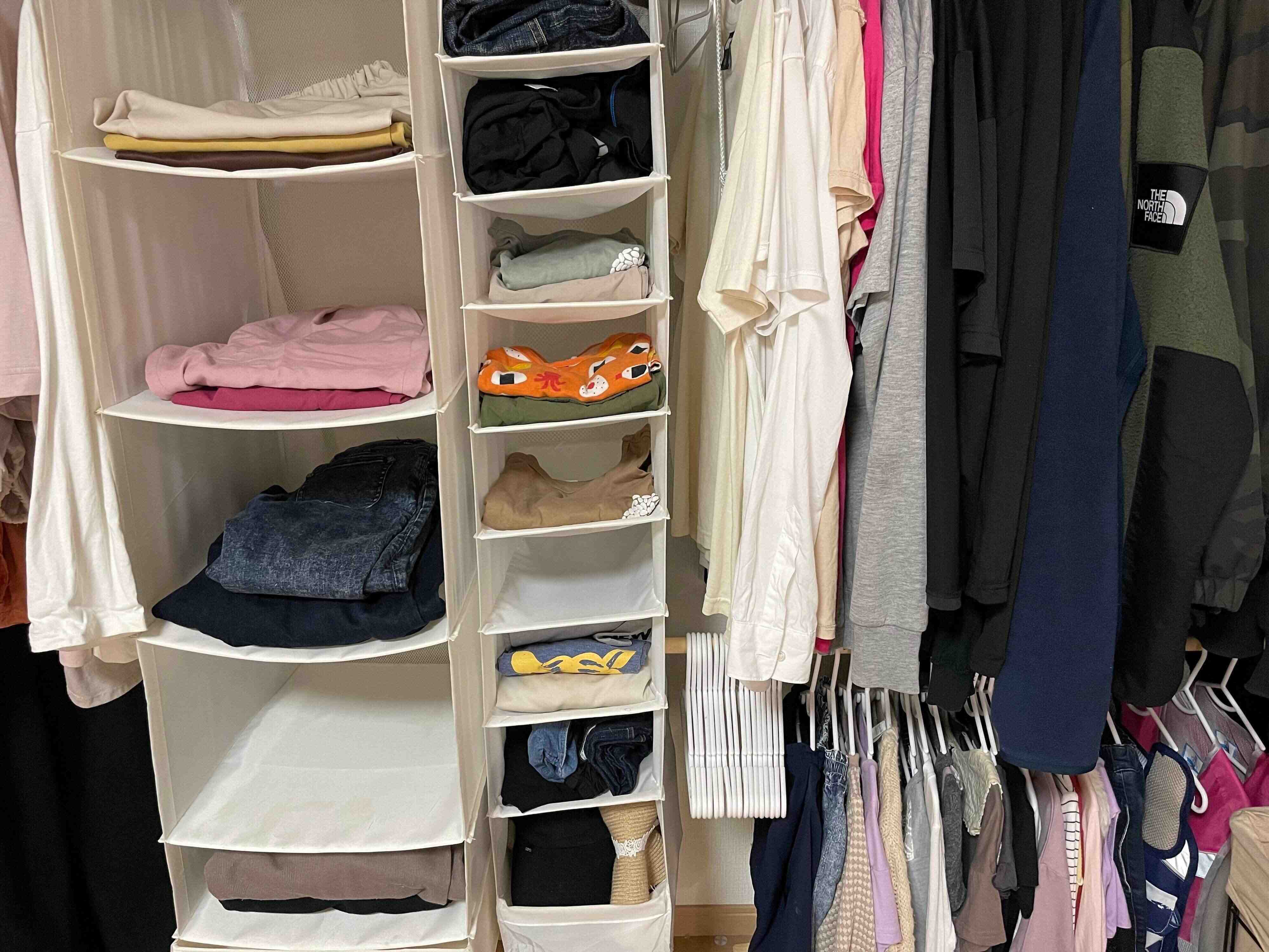 【衣装ケースを持たないシンプリスト】IKEAの「SKUBB」でつくるファミリークローゼット | サンキュ！