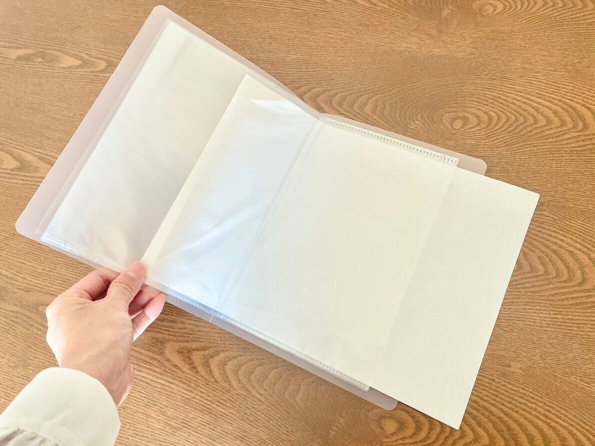 【ワッツ】折り目をつけずにバッグに入る！A4の紙を半分サイズにできるファイル | サンキュ！